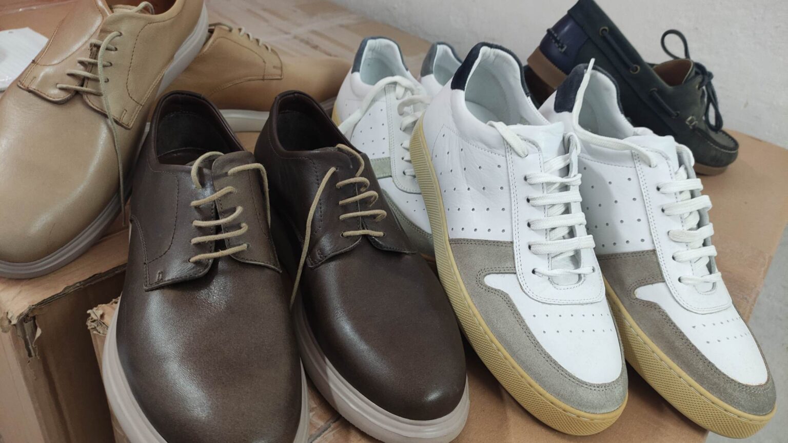 Δωρεά ρουχισμού και υποδημάτων από την εταιρία Man & Manetti για την ...