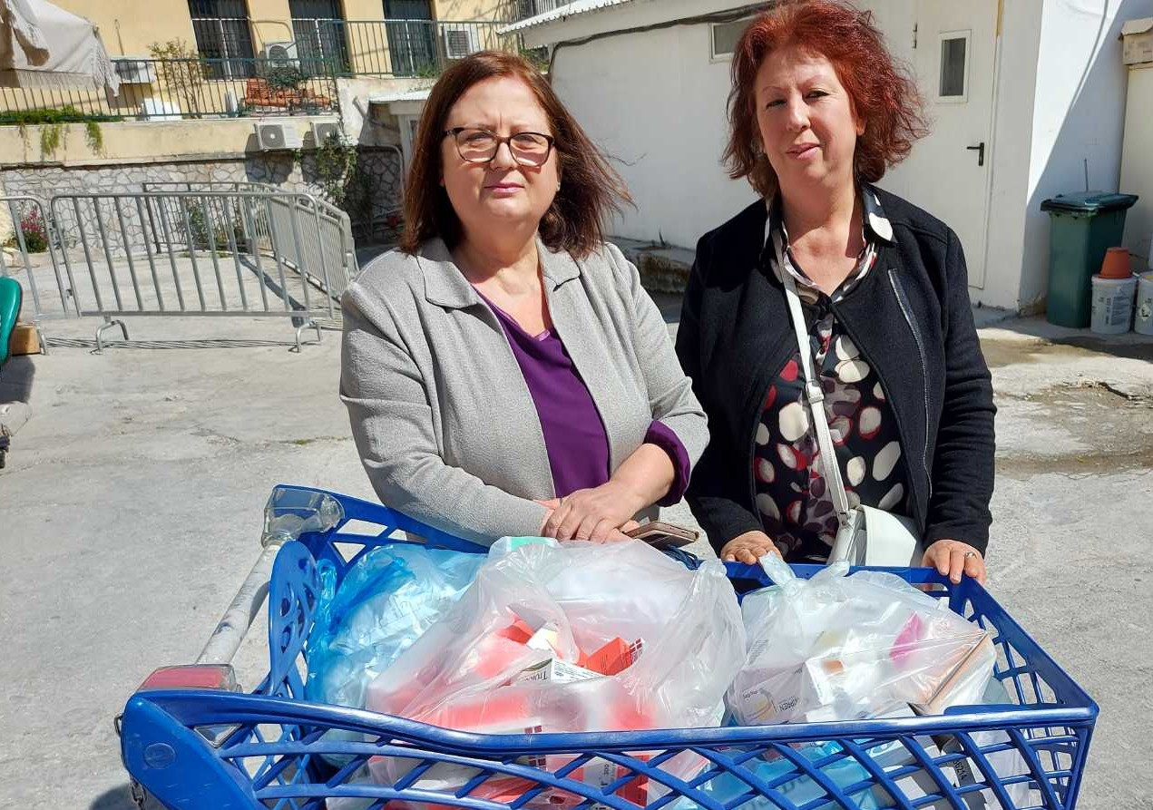 Δωρεά φαρμάκων στο Κοινωνικό Φαρμακείο από τον Σύνδεσμο Αλβανίδων ...